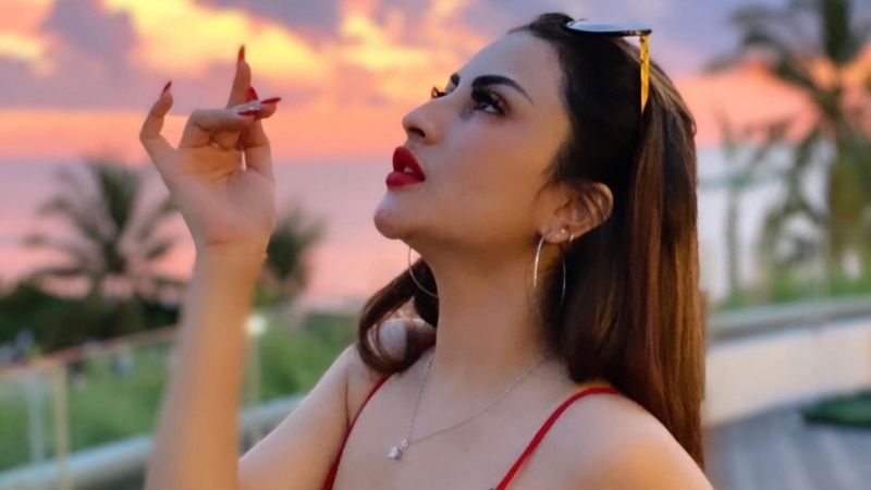 Pose Maya Nadien Pakai Bodysuit Merah Bikin Gagal Fokus, Netizen ...