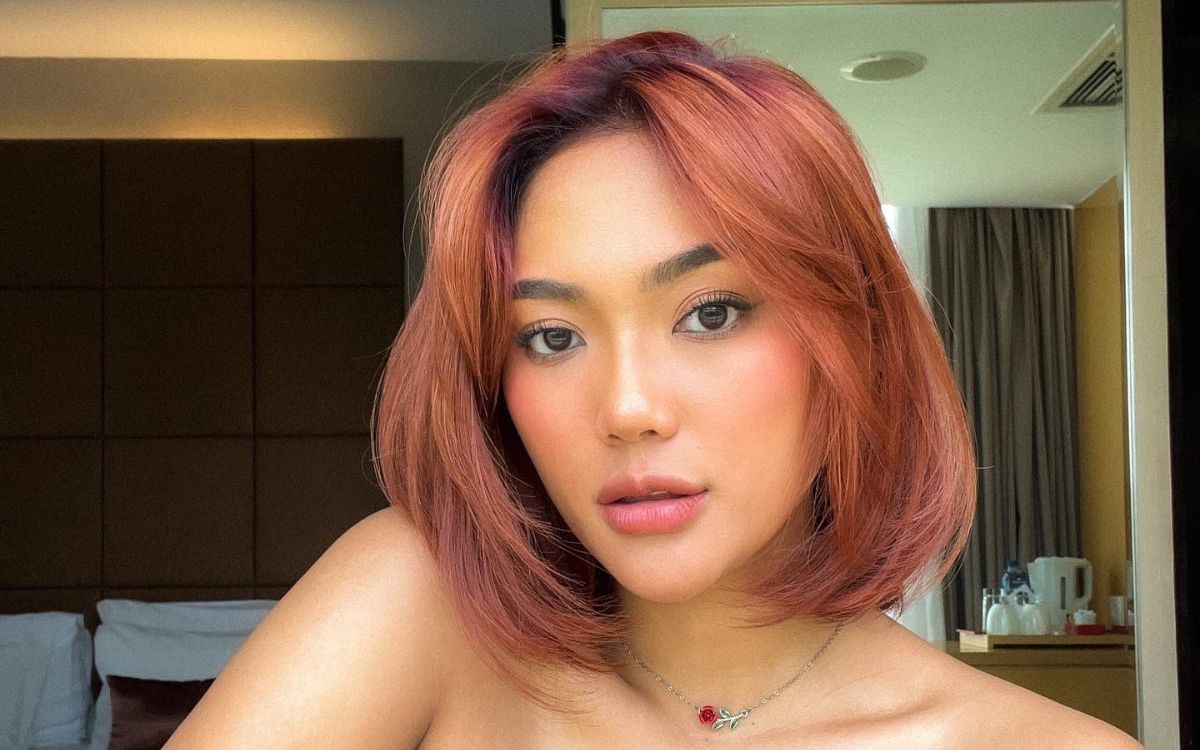 5 Potret Marion Jola Pakai Kemben Hitam Pamer Rambut Merah, Auranya ...