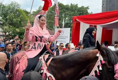 Berkonsep Blackpink dan Naik Kuda, Fitri-Nandri Curi Perhatian Warga ...